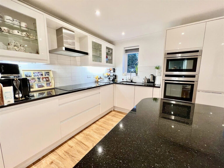 Đá Kim Sa Đen Mặt Bếp - Đặc Điểm + Giá Bán