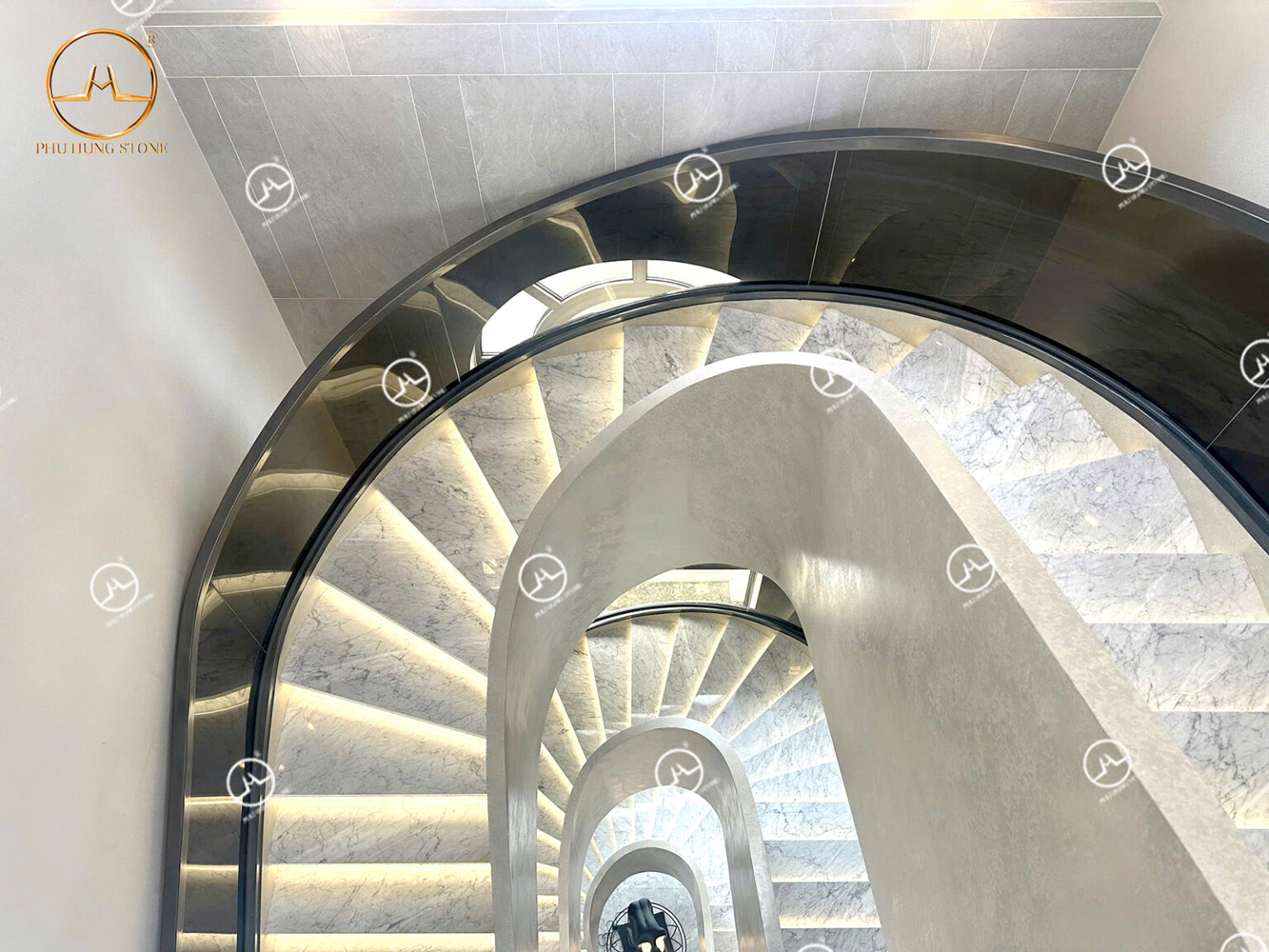 Cách chọn đá ốp lát cho cầu thang cong chuẩn nhất - PHÚ HƯNG STONE