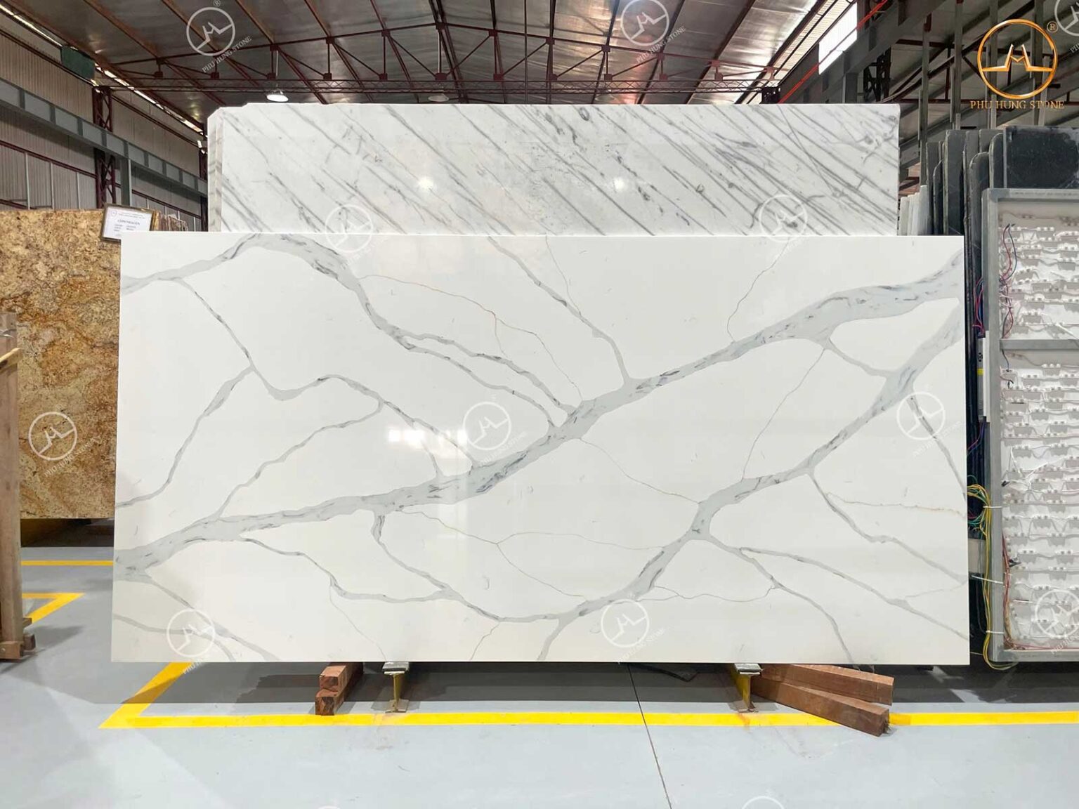 Cách chọn đá ốp lát cho cầu thang cong chuẩn nhất - PHÚ HƯNG STONE